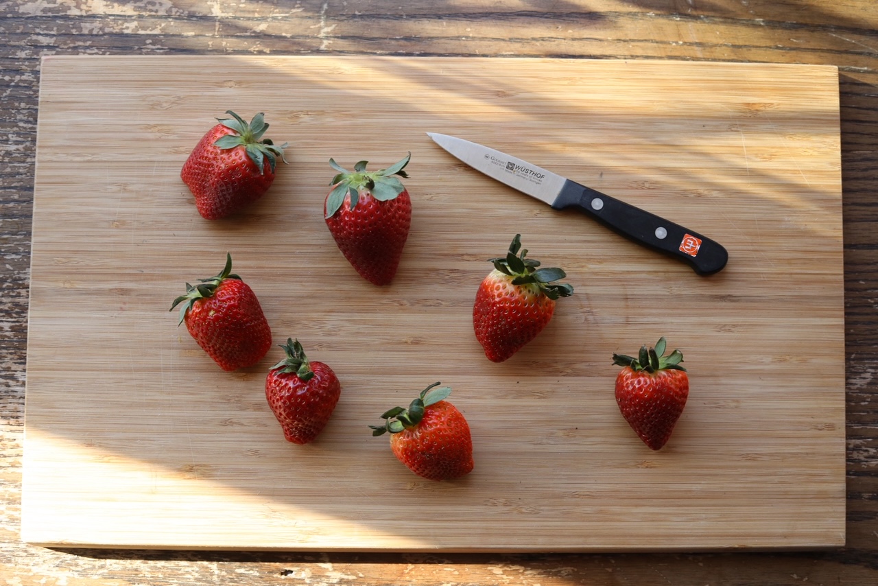 How to Cut Strawberries for Charcuterie Board (9 ideas) - Little Foodie ...