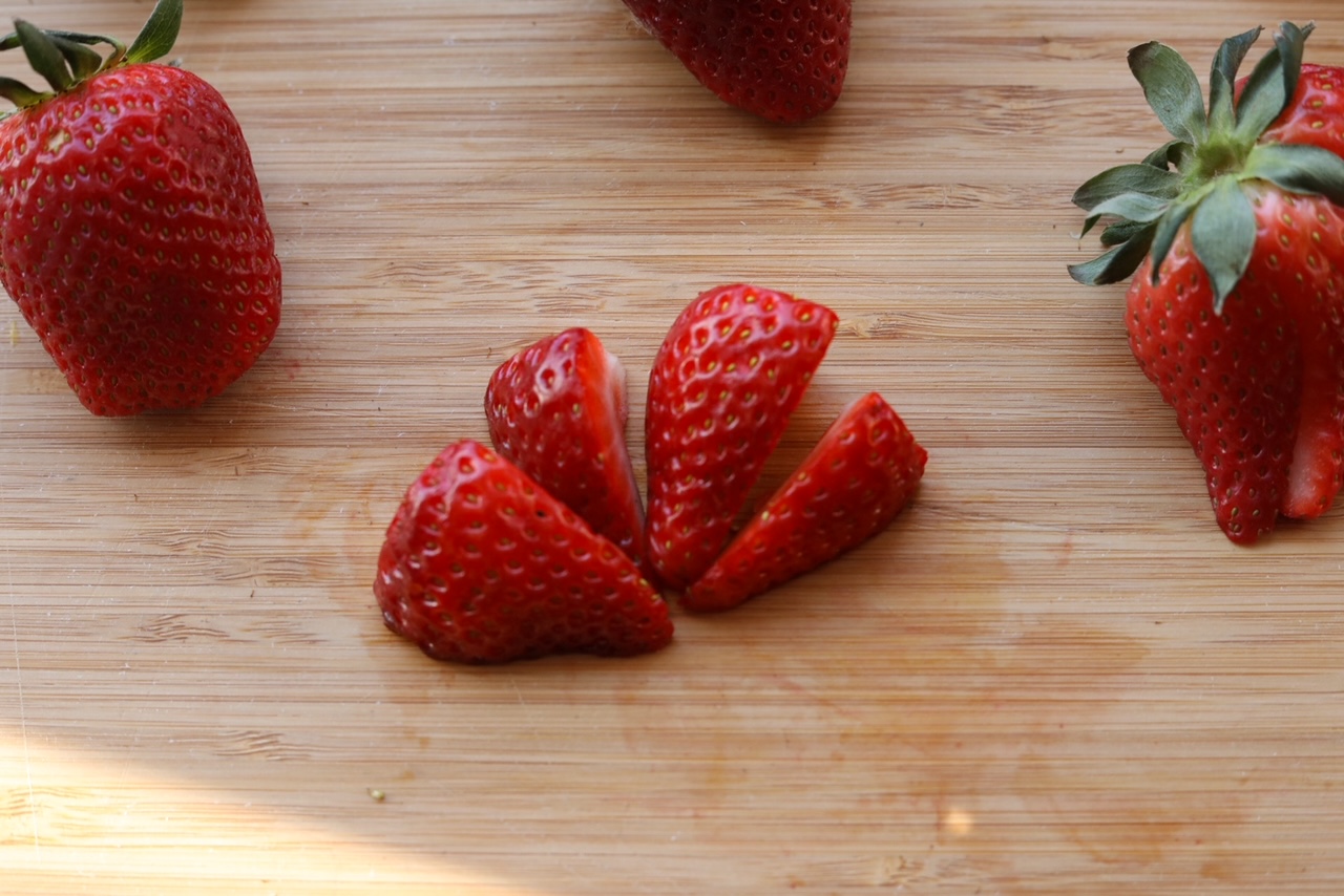 How to Cut Strawberries for Charcuterie Board (9 ideas) - Little Foodie ...