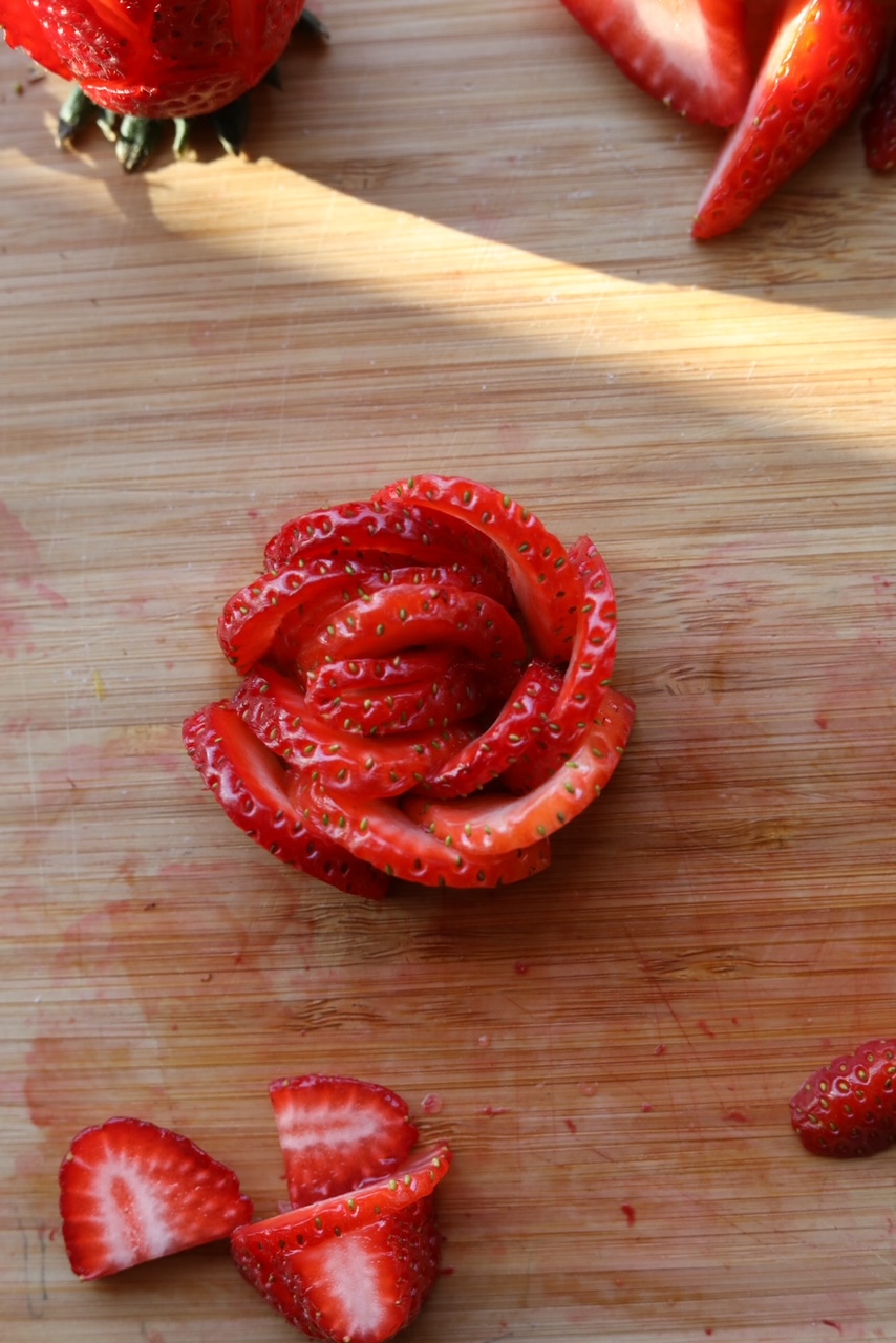 How to Cut Strawberries for Charcuterie Board (9 ideas) - Little Foodie ...